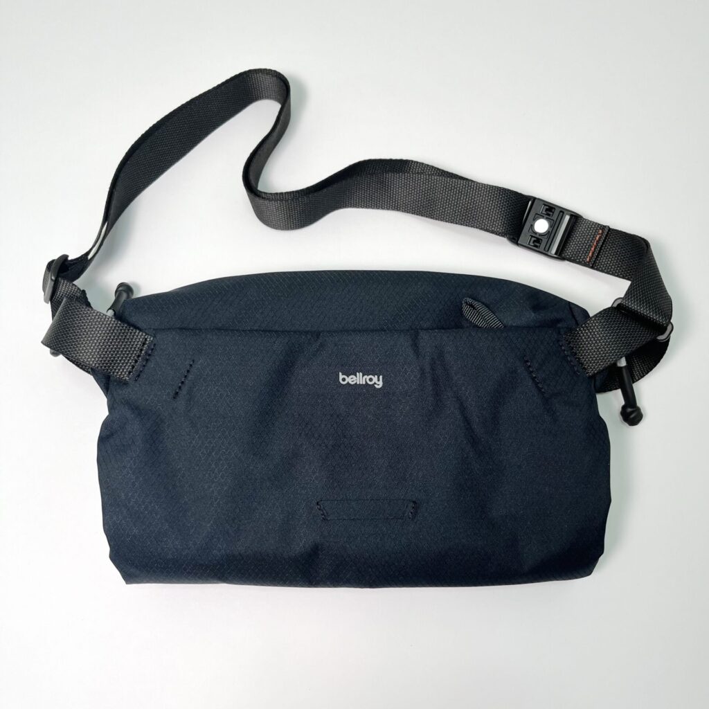 【Bellroy】Lite Sling レビュー。ペットボトルも持ち運べる軽量なボディバッグ | MAKULOG