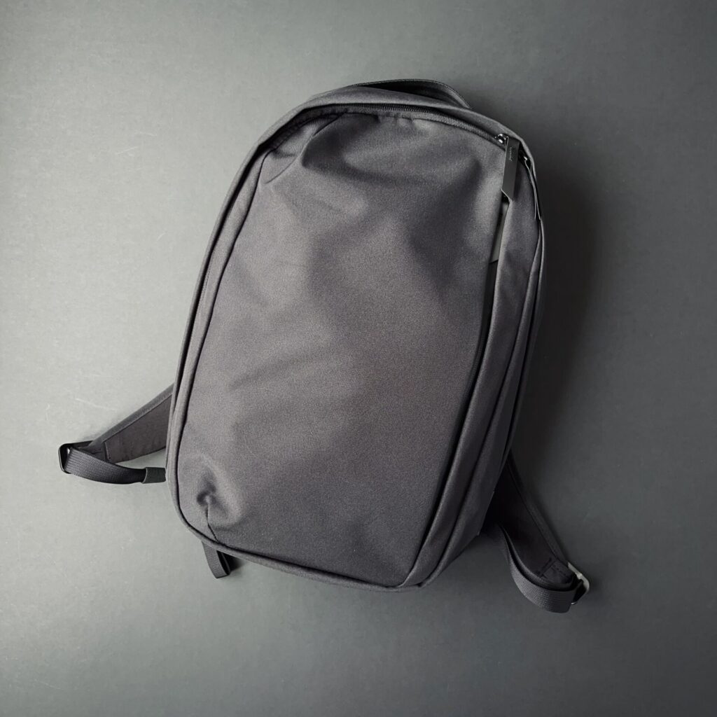 【ALPAKA】METRO BACKPACK レビュー。12Lのミニマルなバックパック | MAKULOG