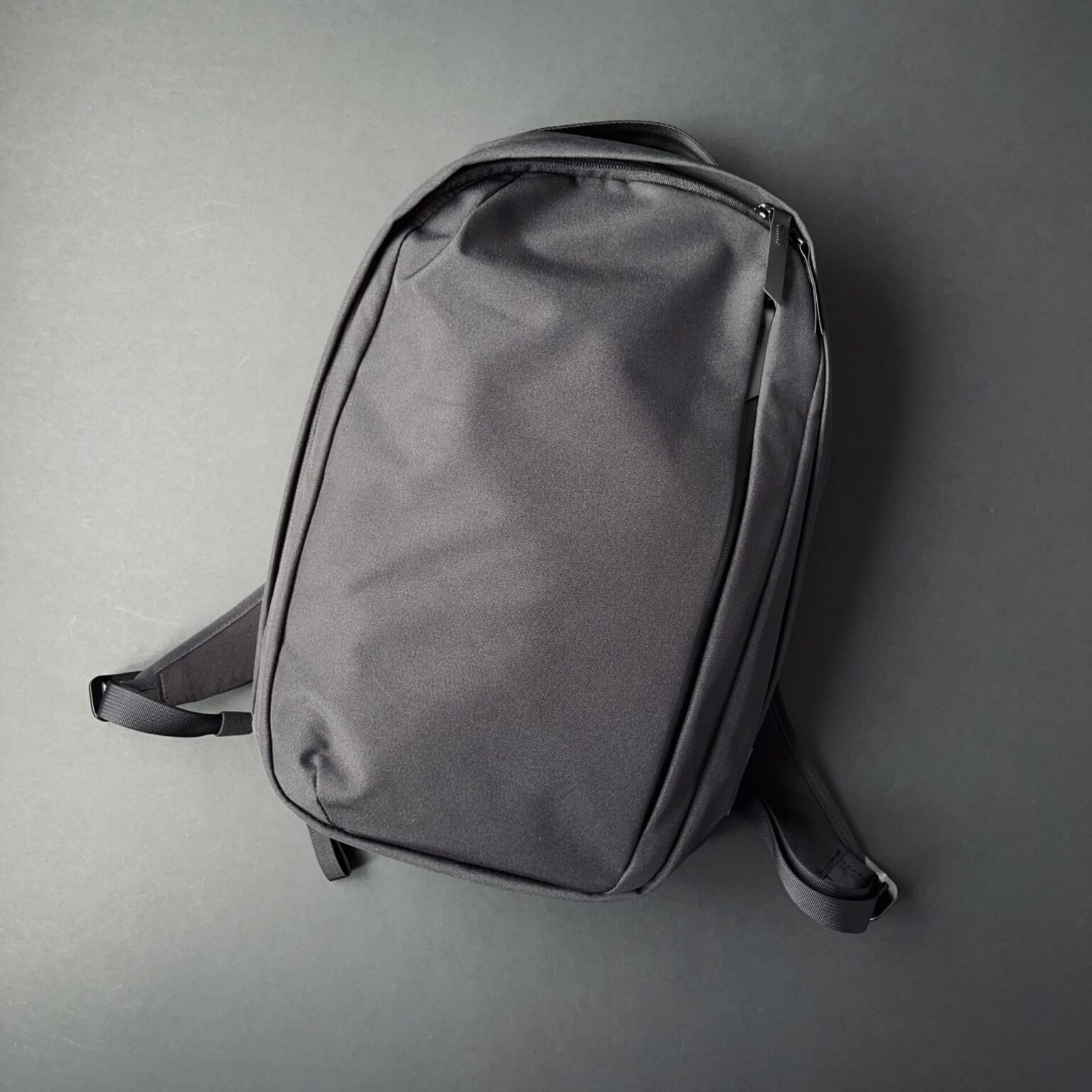 【ALPAKA】METRO BACKPACK レビュー。12Lのミニマルなバックパック | MAKULOG