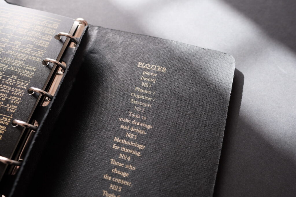 【PLOTTER ホースヘアーⅡ ミニ6】レビュー。エイジングが楽しめるレザーバインダー | MAKULOG